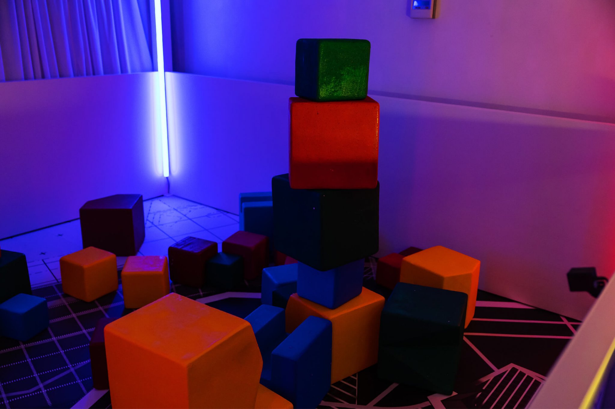 On the verge of falling - deTour 2022